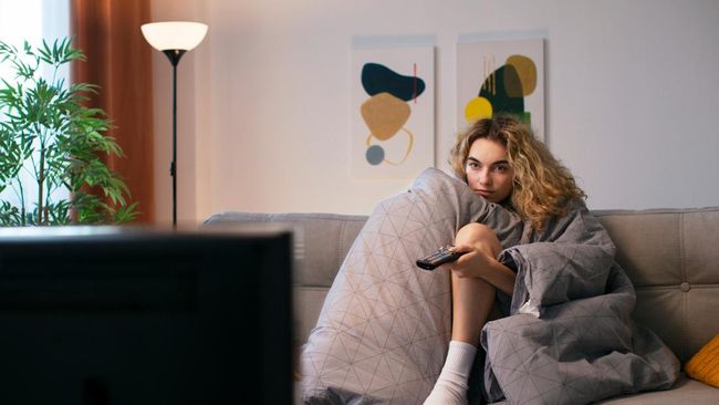 6 Ciri Kepribadian Orang yang Lebih Mudah Terlelap dengan TV Menyala ...