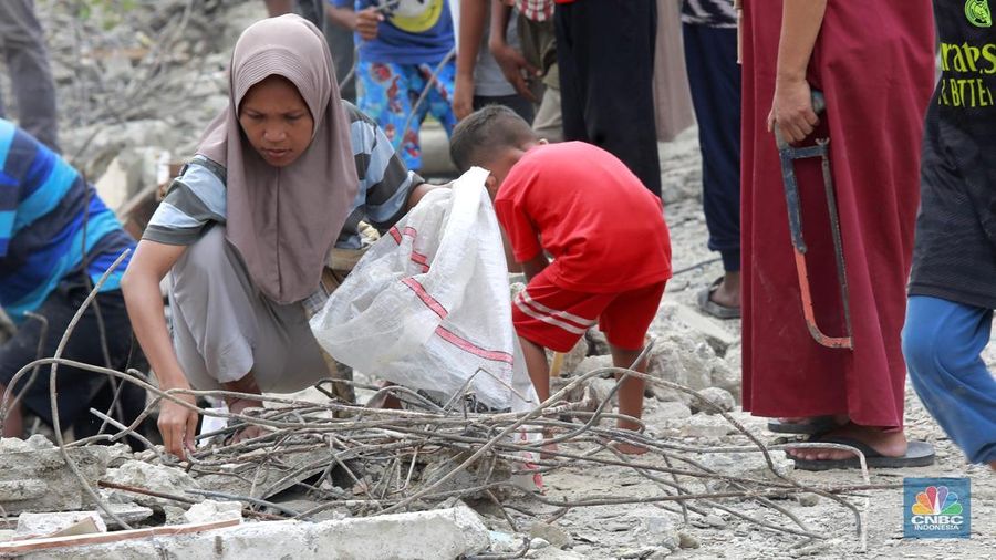 Pemulung Besi Mendulang Untung dari Sisa Gusuran Sungai Kali Bekasi
