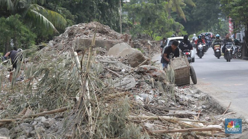 Pemulung Besi Mendulang Untung dari Sisa Gusuran Sungai Kali Bekasi
