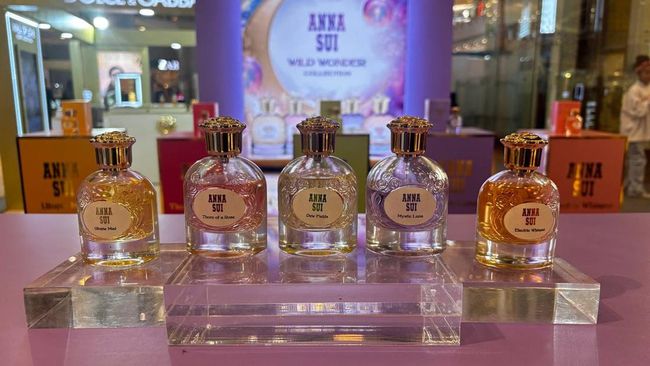 Rayakan Ulang Tahun Ke 25 Anna Sui Fragrance Luncurkan Parfum Aroma Floral