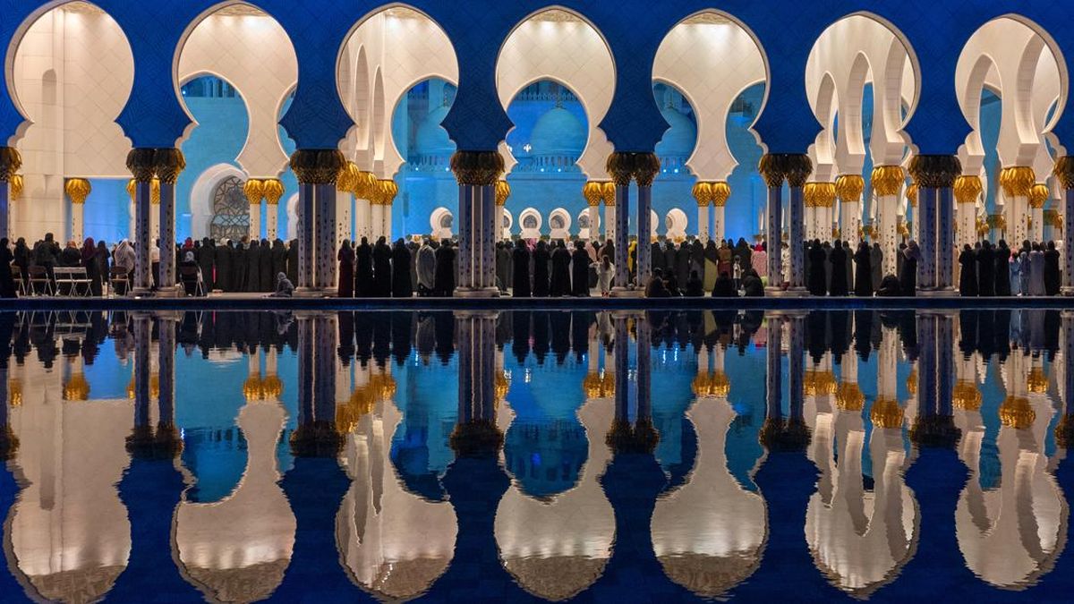 FOTO: Keindahan Luar Dalam Masjid Sheikh Zayed di Abu Dhabi