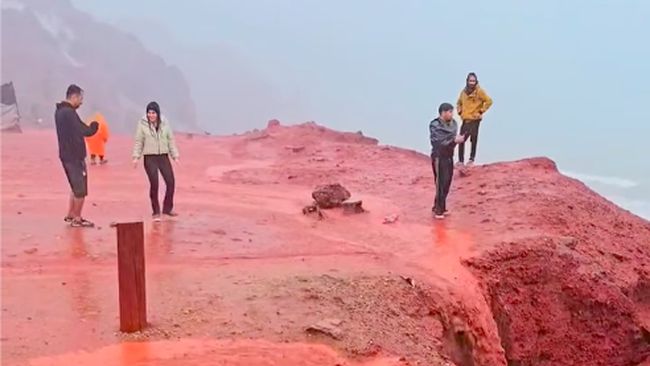 Pantai di Iran Berubah Seperti Darah, Videonya Viral di Medsos
