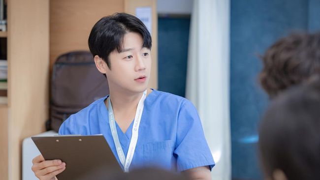5 Potret Jung Joon Won, Si Karakter Dokter Ku Do Won 'Resident Playbook' yang Green Flag - Foto 1