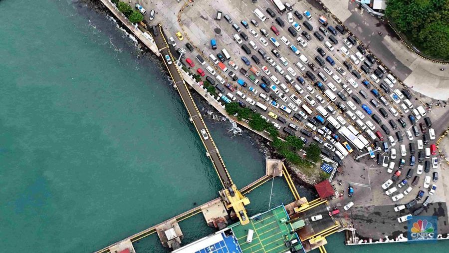 Suasana Kepadatan Pemudik di Pelabuhan Merak H-3 Lebaran