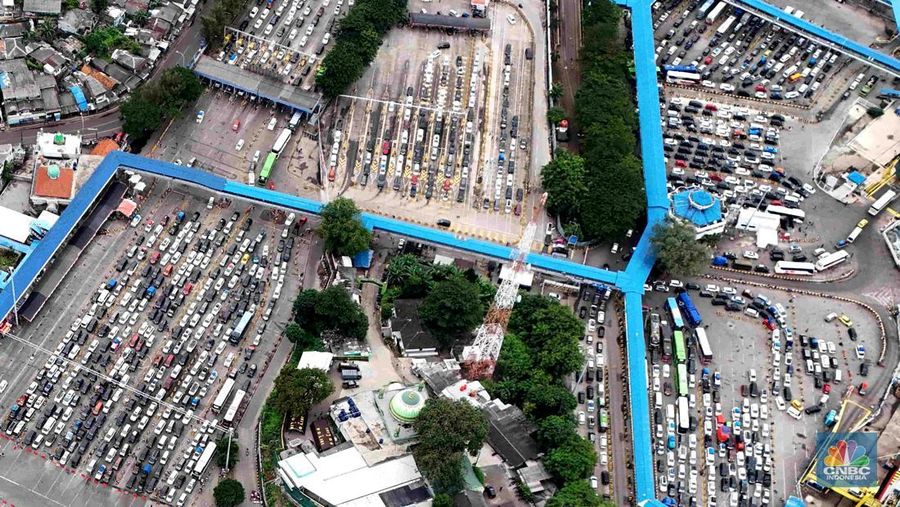 Suasana Kepadatan Pemudik di Pelabuhan Merak H-3 Lebaran