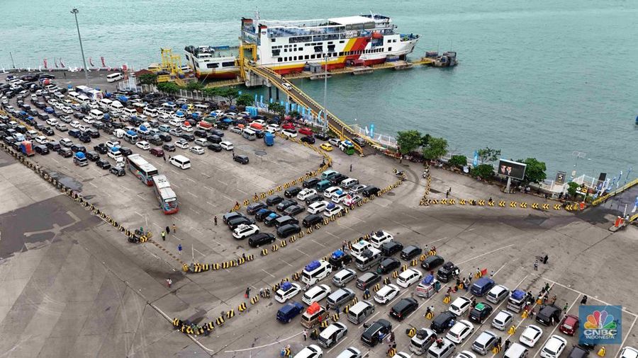 Suasana Kepadatan Pemudik di Pelabuhan Merak H-3 Lebaran