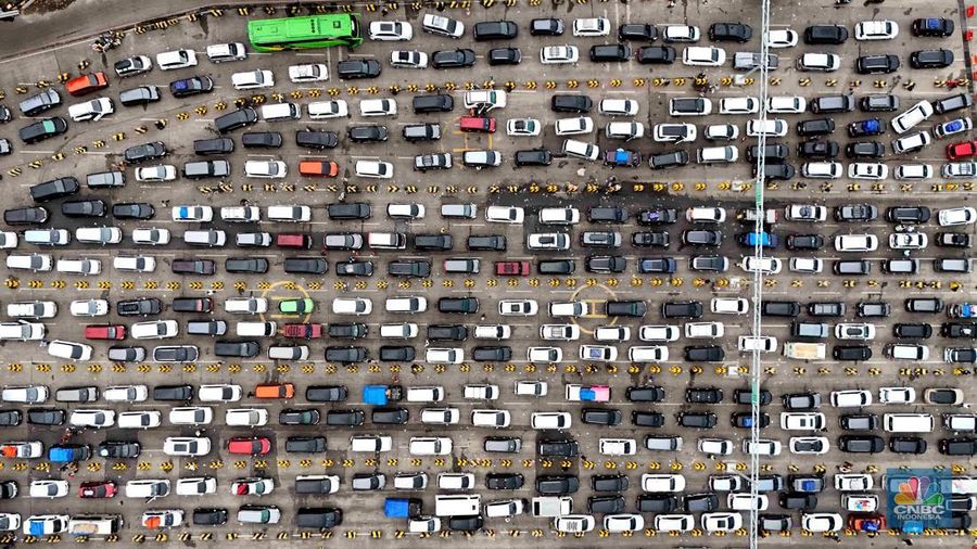 Suasana Kepadatan Pemudik di Pelabuhan Merak H-3 Lebaran