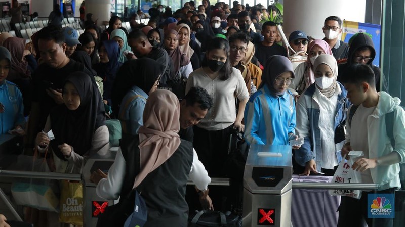 Suasana Kepadatan Pemudik di Pelabuhan Merak H-3 Lebaran