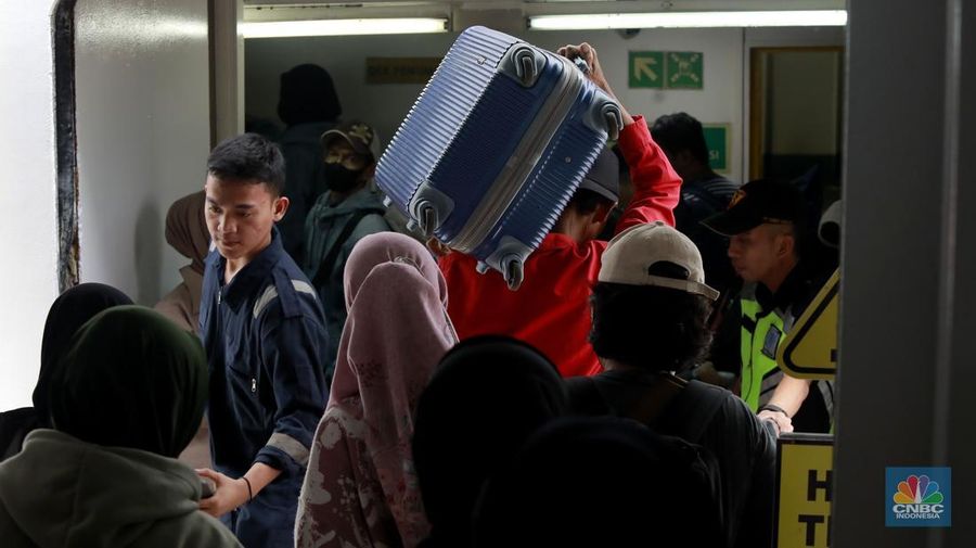 Suasana Kepadatan Pemudik di Pelabuhan Merak H-3 Lebaran