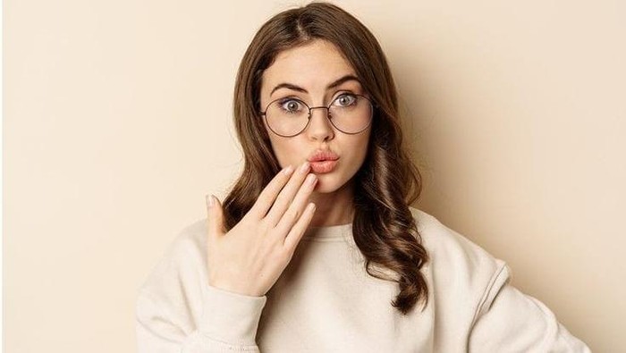 Cara Memilih Kacamata yang Sesuai untuk 6 Bentuk Wajah, Agar Terlihat Cantik Maksimal!