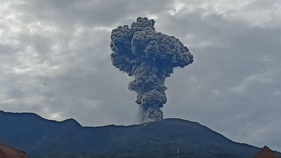 Detik-Detik Gunung Marapi di Sumbar Erupsi, Muntahkan Abu Vulkanik