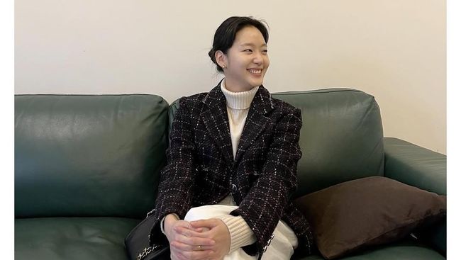 Get The Look: Tampil Elegan dengan Tweed Outfit ala Kim Go Eun