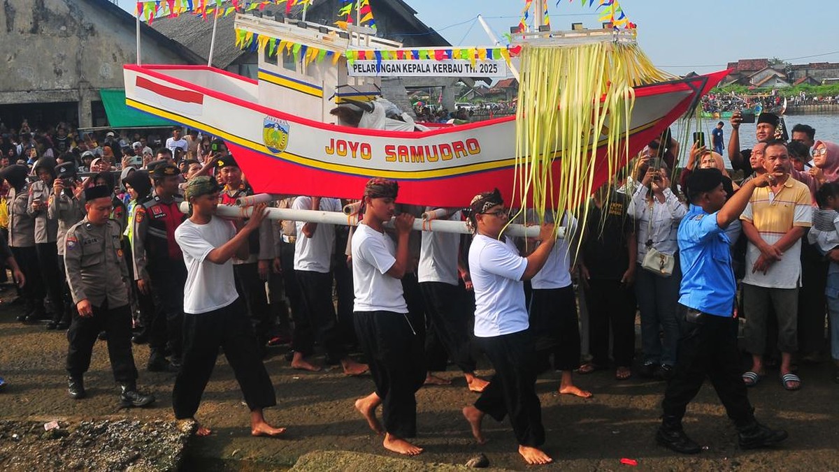 FOTO: Pesta Lomban di Jepara, Ratusan Kapal Iringi Prosesi Melarung