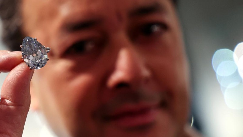 Penampakan Berlian Biru Terang Terbesar, Harganya Segini!