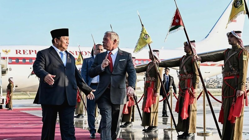 Detik-Detik Raja Yordania Sambut Kedatangan Presiden Prabowo di Amman