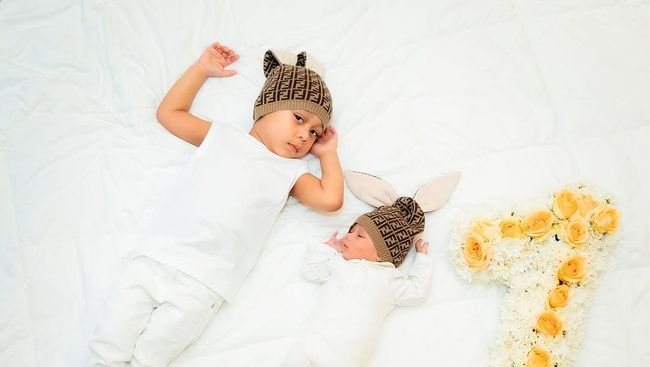 5 Potret Levian Momong Sang Adik Leshia, Dua Anak Lesti Kejora yang Menggemaskan - Foto 1