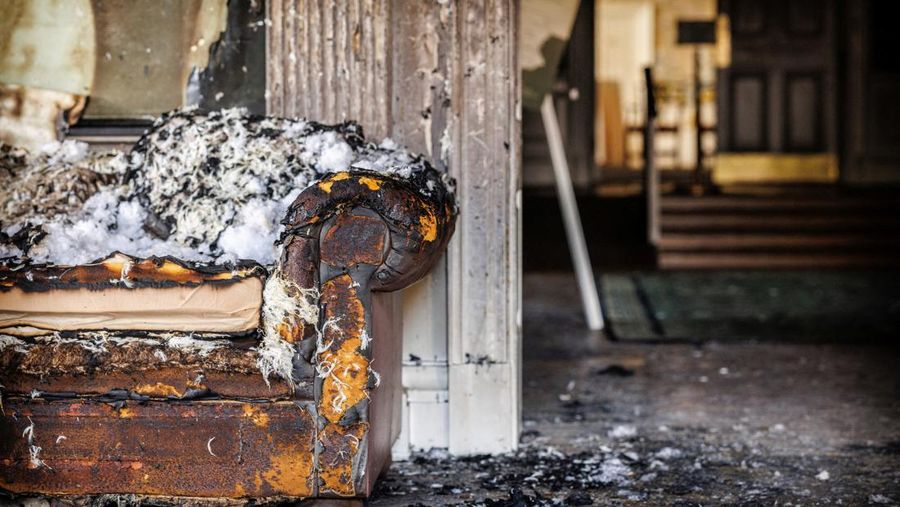 Potret Rumah Gubernur Dibakar Warga, Semua Hangus-Ludes Terbakar - Foto 1