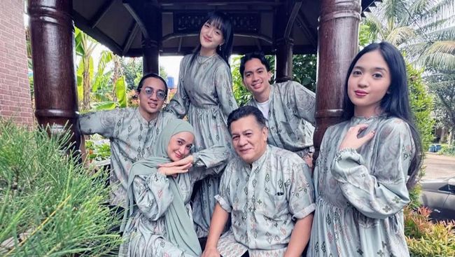 5 Potret Nia Paramitha dan 4 Anaknya, Terbaru Hadiri Premier Film Dibintangi Sang Putra - Foto 1