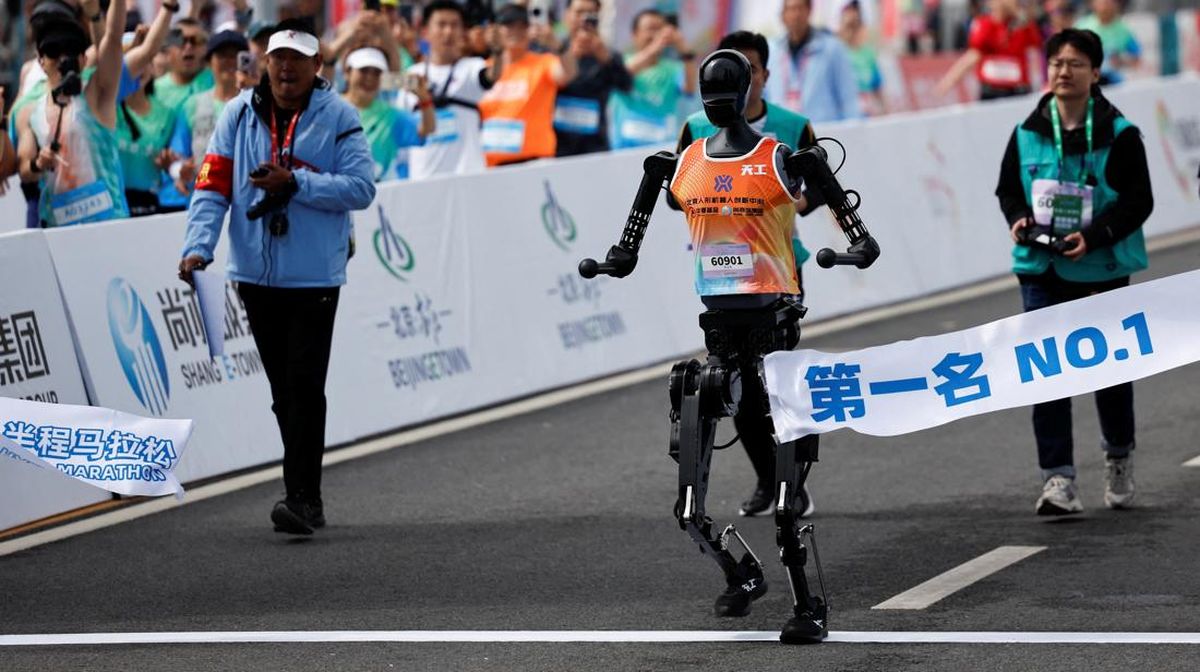 FOTO: Lomba Lari 21 Km Robot Humanoid vs Manusia di China