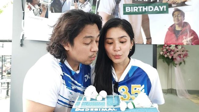 5 Potret Mikha Tambayong Rayakan Ultah Ke-35 Deva Mahenra, Unik Sambil Main Badminton - Foto 1