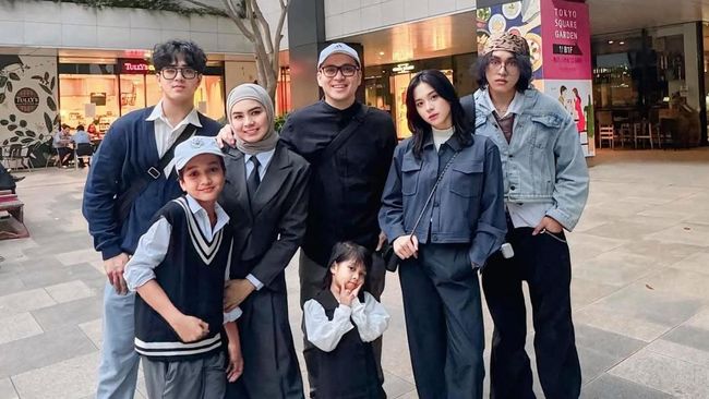 7 Potret OOTD Stylish Fadli Akhmad bersama Istri dan 5 Anaknya yang Tampan dan Cantik, Ada Zee ...