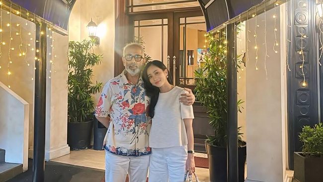 Bunga Zainal Ungkap Rasa Sayang ke Suami, Ini 5 Potret Kebersamaannya ...