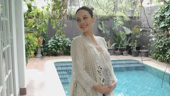 5 Potret Anggika Bolsterli Tampil Cantik Pamer Baby Bump Pakai Kain ...