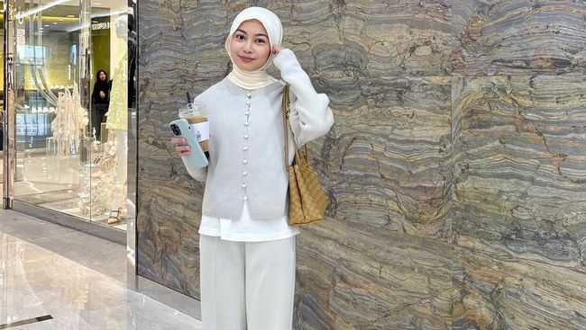 Get The Look: Inspirasi Outfit Minimalis tapi Stylish ala Tsana Rintik Sedu