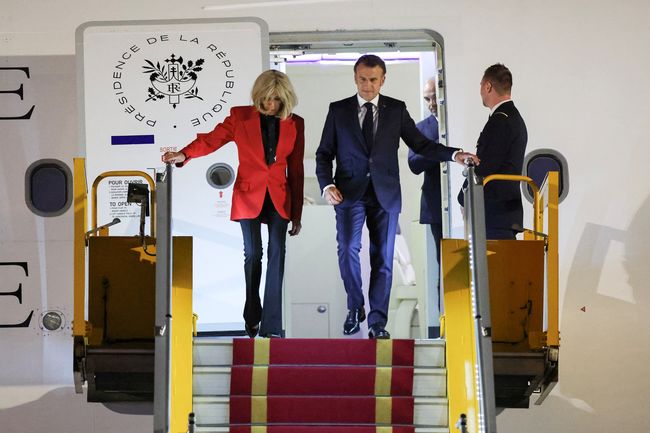 Geger Mulut Macron 'Diteplak' Istri di Pesawat, Prancis Buka Suara