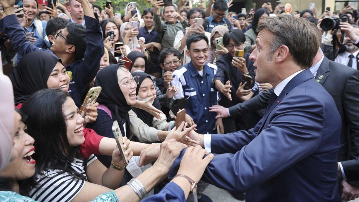 FOTO: Macron Dikerubungi Mahasiswa Saat Kunjungi UNJ - Foto 2
