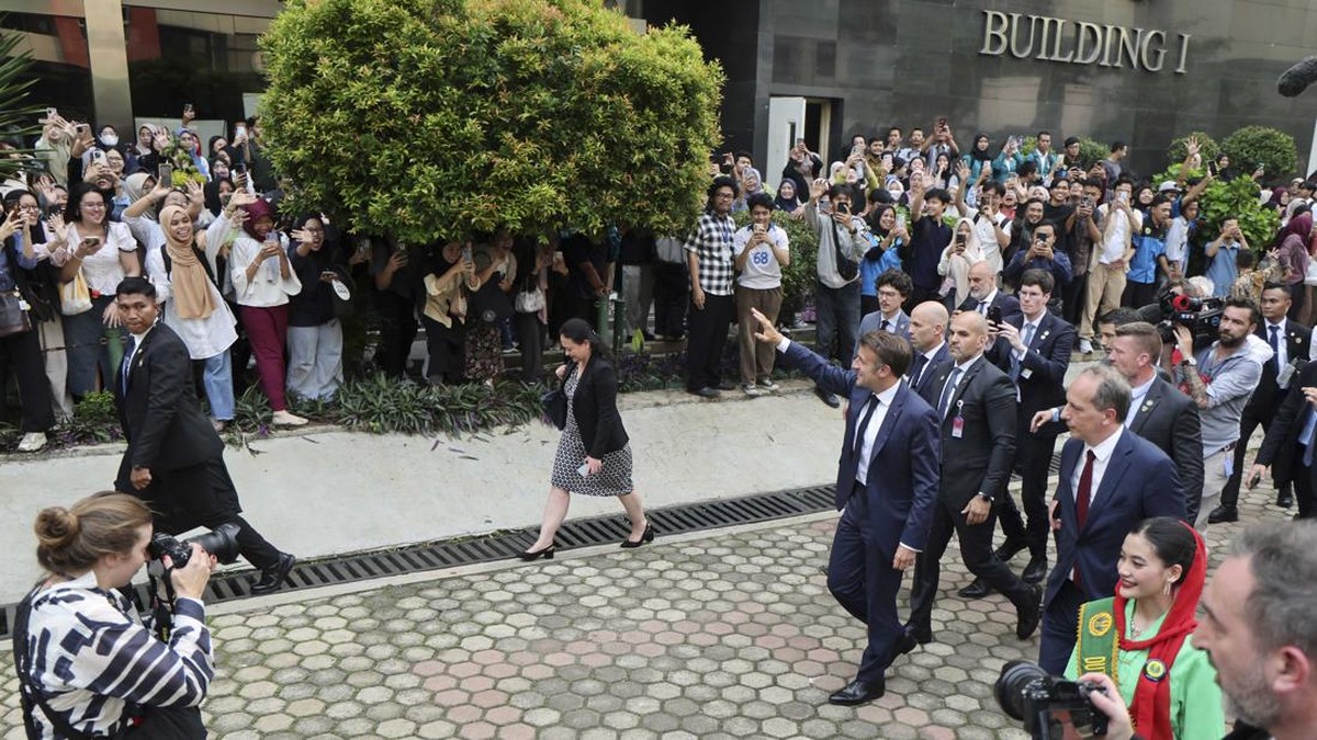 FOTO: Macron Dikerubungi Mahasiswa Saat Kunjungi UNJ - Foto 5