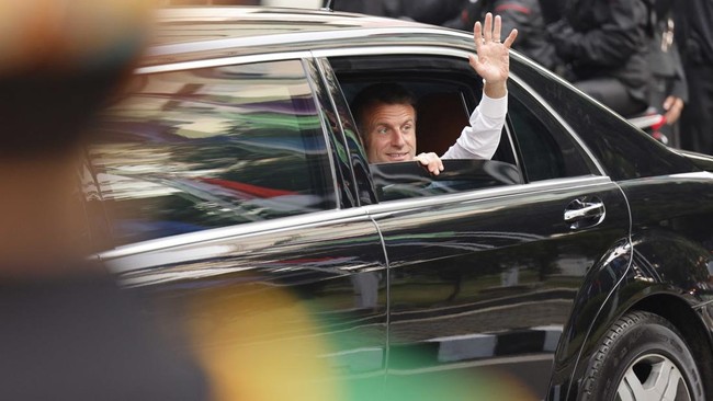 FOTO: Macron Dikerubungi Mahasiswa Saat Kunjungi UNJ - Foto 2