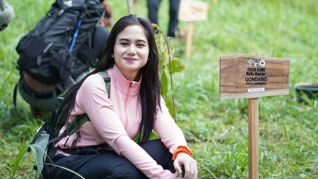 Tissa Biani Tanam Pohon saat Naik Gunung Merbabu, Ini 5 Potretnya - Foto 1
