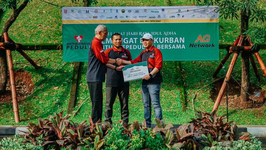 Bank Artha Graha Internasional Salurkan Puluhan Hewan Kurban