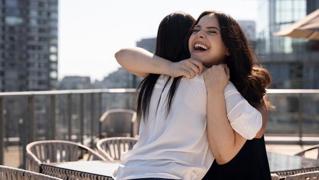 Alasan Dipeluk Bisa Membuat Seseorang Merasa Nyaman