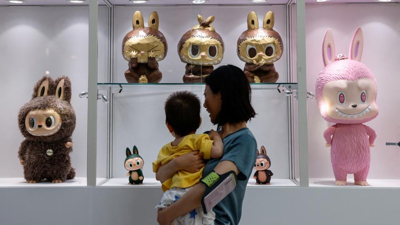 Penampakan Labubu Manusia yang Laku Rp2,5 Miliar