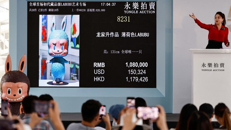 Penampakan Labubu Manusia yang Laku Rp2,5 Miliar