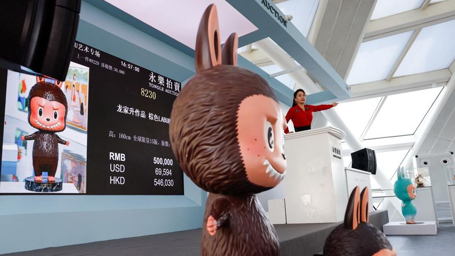 Penampakan Labubu Manusia yang Laku Rp2,5 Miliar