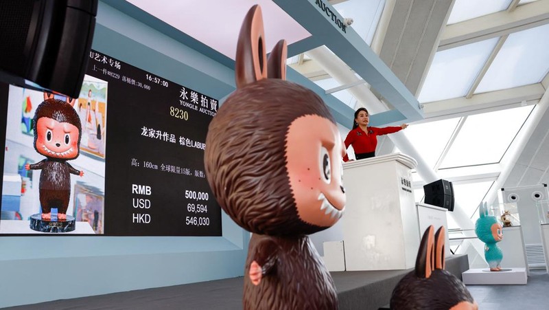 Penampakan Labubu Manusia yang Laku Rp2,5 Miliar