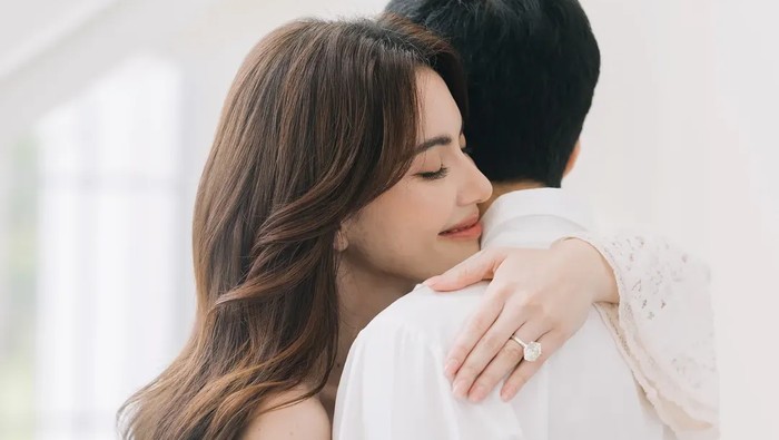 7 Tahun Pacaran, Intip Momen Tunangan Davika Hoorne dan Ter Chantavit yang Curi Perhatian