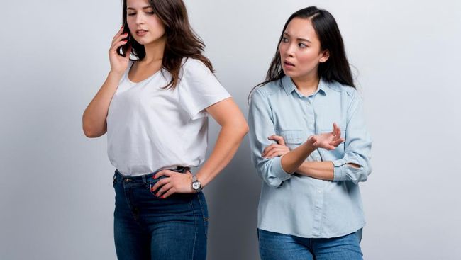 5 Ciri Teman yang Kompetitif, Teman Sejati atau Saingan Diam-Diam?