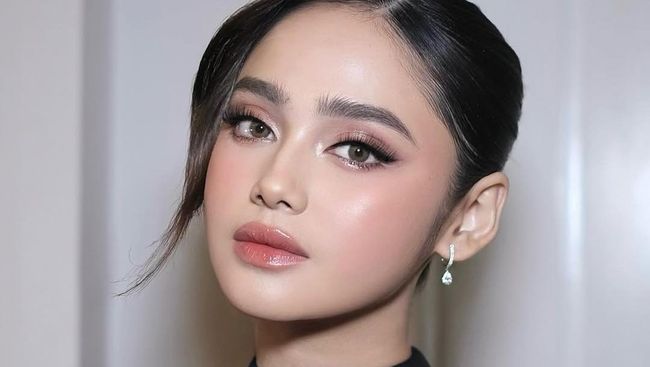 5 Seleb Berbalut Outfit Hitam nan Elegan di Resepsi Al Ghazali dan Alyssa Daguise - Foto 1