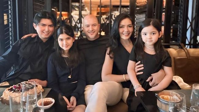 Jarang Tersorot, Intip Kedekatan Sean Putra Olla Ramlan Bersama ...