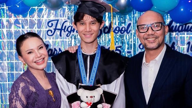 Rossa dan Yoyo Padi Hadiri Kelulusan SMA Sang Putra, Ini Potret ...