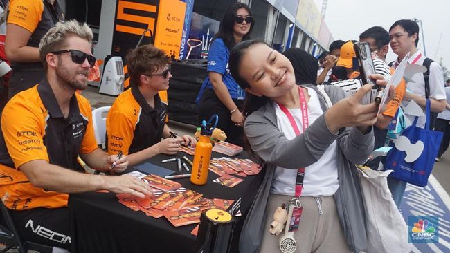 Potret Penonton Antusias Ramaikan Pit Walk dan Fan Sign Formula E