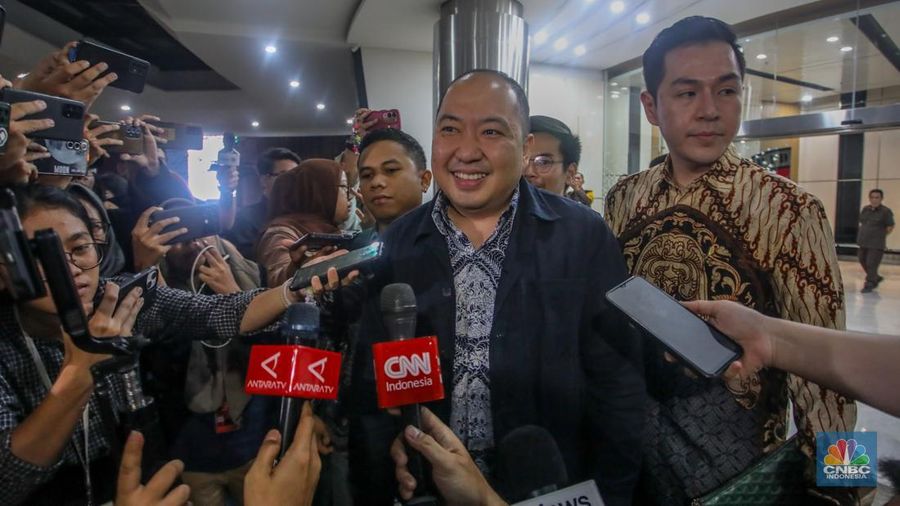 Potret Eks Bos Sritex Tersenyum Usai Diperiksa Kejagung Selama 12 Jam
