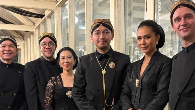 Deretan Artis Hadiri Kirab Pusaka Dalem Mangkunegaran Solo Bersama ...