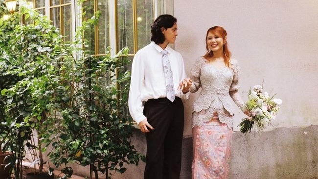 Kebaya Unik Nadin Amizah di Acara Lamarannya dengan Faishal Tanjung