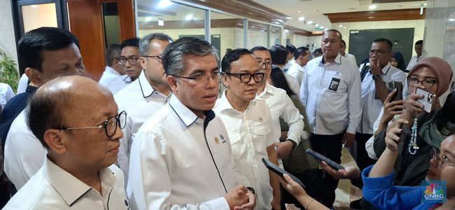 Prabowo Dapat Laporan Bos BPS Pengangguran RI Turun, Ini Kata Menaker