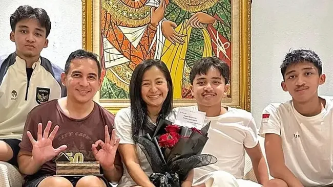 26 Th Menikah, Potret Terbaru Amara & Frans Mohede Bareng Tiga Anak ...